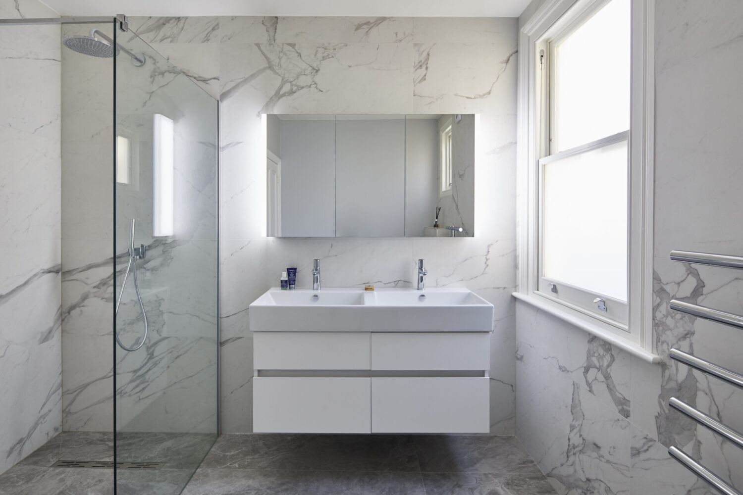 Embracing Minimalism in Luxury Modern Bathroom Design